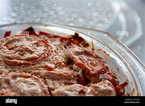 Tomaten in ein Gemüsegericht gebacken in einer Glasschale Schale mit