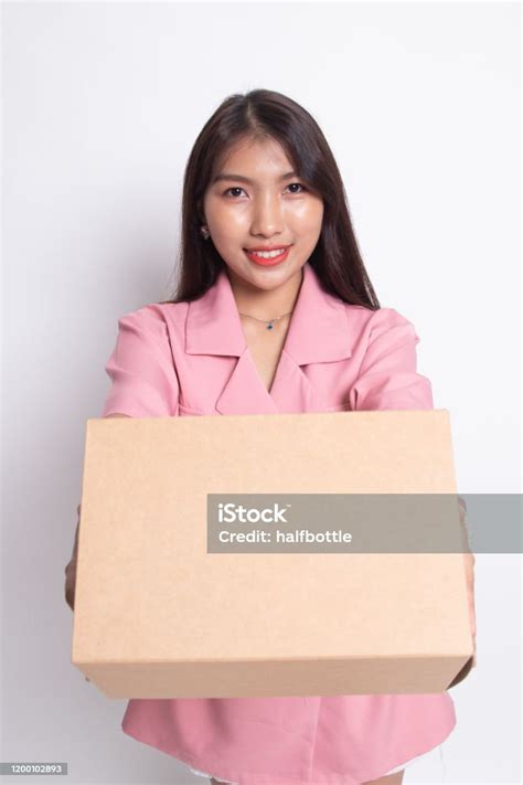배달 재배치 및 포장 을 풀다 골판지 상자를 들고 젊은 아시아 여성 귀여운에 대한 스톡 사진 및 기타 이미지 귀여운 나름