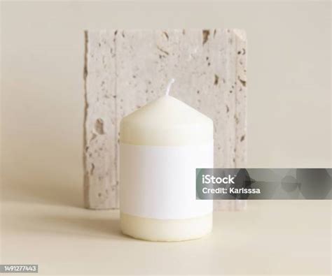 크림 석회화 돌 근처의 베이지색에 라벨이 있는 촛불 닫습니다 포장 모형 0명에 대한 스톡 사진 및 기타 이미지 0명 공란