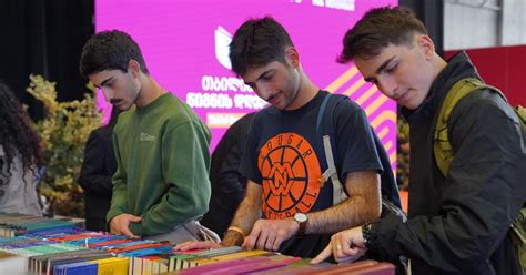 „ტომ სოიერის“ გაგრძელება ჭკვიანი კატა შერეკილი პატრონით და კრუიფის ფეხბურთი თბილისში წიგნის