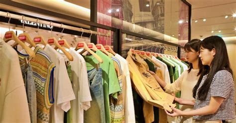 눈독 들이던 해외명품 티셔츠 지금 백화점서 사면 득템