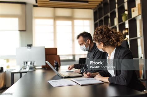 노트북을 사용하는 남자 여자는 몇 가지 문서를 작성합니다 25 29세에 대한 스톡 사진 및 기타 이미지 25 29세 2명 40 44세 Istock