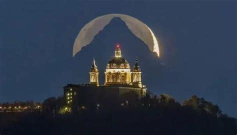 포토 6년간 기다릴 만했네 대성당·산 그리고 초승달이 겹쳐진 순간 아주경제