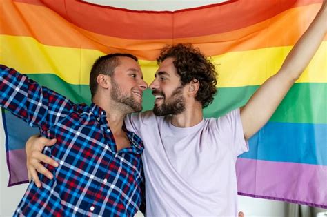 Dos Jóvenes Amantes Gays Besándose Cariñosamente Dos Jóvenes Amantes