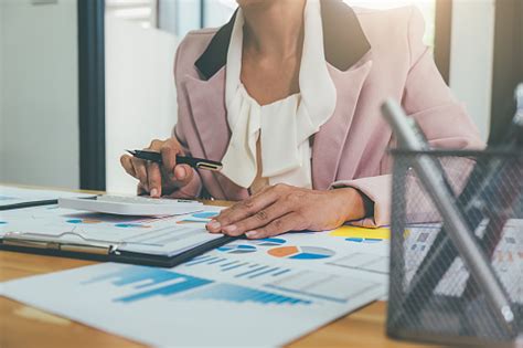 비즈니스 개념입니다 차트 및 그래프를 보여주는 그들의 성공적인 팀워크의 결과 논의 하는 비즈니스 사람 가리키기에 대한 스톡 사진 및 기타 이미지 Istock