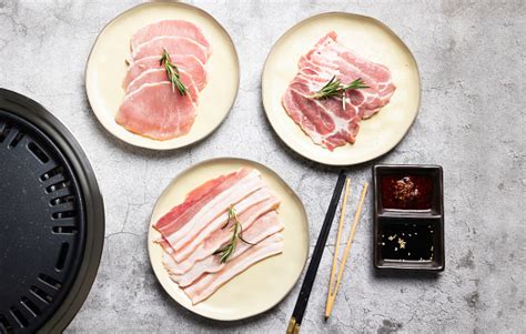 평면도 신선한 생 얇게 썬 삼겹살 얇게 썬 돼지 목살과 삼겹살 검은 접시에 구운 일본과 한국의 희귀 쇠고기 검은 배너 배경에 격리 된 음식 0명에 대한 스톡 사진 및 기타