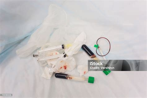 플라즈마 바늘 절차에 사용 되는 주사기 병 및 지 혈 대와 미용 학자 책상 수직 샷 0명에 대한 스톡 사진 및 기타 이미지