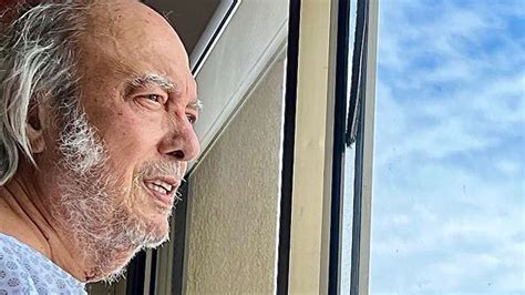 Internado Erasmo Carlos fala sobre seu estado de saúde e desmente