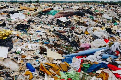 쓰레기 쓰레기 덤프 폐기물 매 립 지 세계에 가정에서 폐기물 더미 온난화 0명에 대한 스톡 사진 및 기타 이미지 0명 가방 가정 생활 Istock
