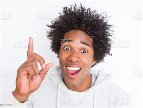 흰색 고립 된 배경 위에 아프리카계 미국인 남자는 아이디어 또는 행복 한 얼굴로 손가락을 가리키는 질문 번호 하나 가리키기에 대한 스톡 사진 및 기타 이미지 Istock