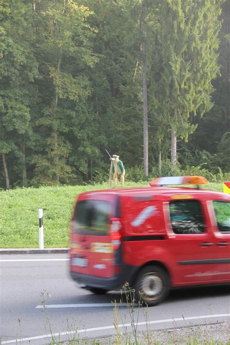 Bilder Vom Nackten Holz Polizist Am Kreisverkehr In Berchtesgaden
