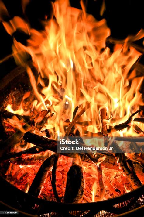 빛나는 불씨와 불타는 막대기로 둥근 금속 화재 구 덩이에 노란 주황색 불길의 클로즈업 0명에 대한 스톡 사진 및 기타 이미지 0명 가지 식물 부위 검은색 Istock