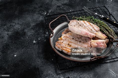 허브와 향신료를 곁들인 맛있는 돼지 고기 갈기 스테이크를 구이 검은 색 배경 맨 위 보기입니다 복사 공간 건강한 식생활에 대한