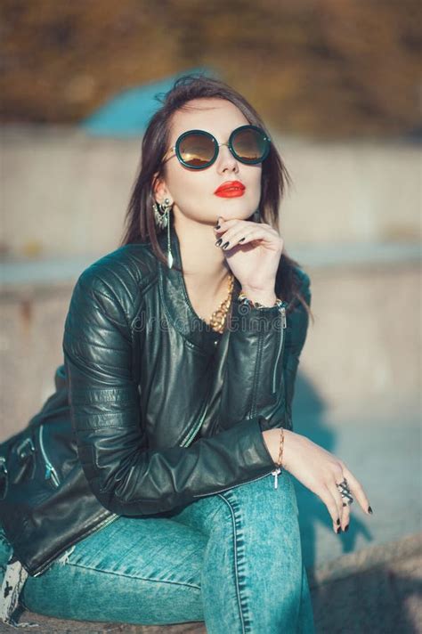Девушка молодой моды красивая в кожаной куртке и солнечных очках Стоковое Изображение
