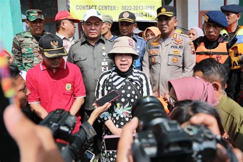 Mensos Risma Kunjungi Korban Banjir Pati
