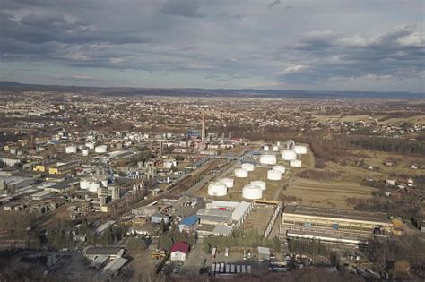 천둥 구름을 배경으로 하는 태양 아래에 있는 쿼드로 콥 터 정유 공장에서의 항공 촬영 비행기 무인 항공기를 사용 하 여 조류 비행의 높이에서 촬영 화학 및 연료의 전략적