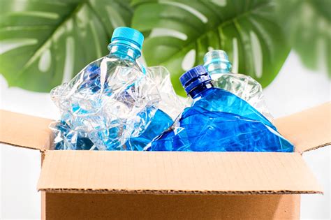 플라스틱 쓰레기 사용한 플라스틱 병이 부서지고 구겨졌습니다 재활용 개념 밝은 배경에 짓 눌린 플라스틱 병 환경 오염과 재활용 도전과 성공의 상징 플라스틱 없는 지구 생명을