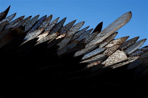 La Escultura De Un ángel Hecha De Cuchillos Confiscados Infobae