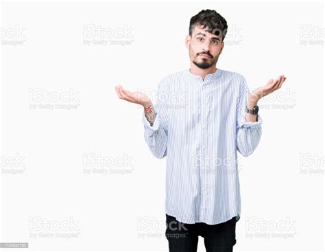 격리 된 배경 우 둔 하 고 혼란 스 러 워 식으로 발생 하는 손과 팔을 통해 젊은 잘생긴 비즈니스 사람 의심 개념입니다 감정에