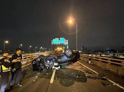 疑未注意車前狀況！小客車台64線猛撞道路救援車 失控翻覆 民生電子報