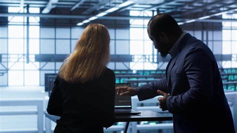 Equipo De Ingenieros En Datos Centrar Haciendo Lluvia De Ideas Y Corriendo Error Comprobación