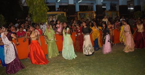 नवरात्र के पहले दिन गरबा में थिरके कदम देखें Video Dance In Garba On