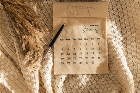 베이지 린넨 패브릭 달력 2025 년 1 월 니트 담요에 펜과 마른 가지를 사용한 최소한의 평면도 미적 구성 플랫 레이 새해 템플릿 달력에 대한 스톡 사진 및 기타 이미지