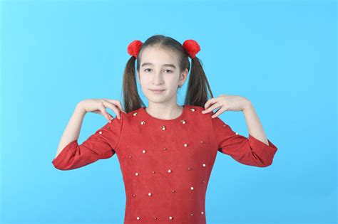 빨간 드레스 서 있는 전체 길이 스튜디오 사진 소녀 갈색 머리에 대한 스톡 사진 및 기타 이미지 갈색 머리 귀여운 드레스