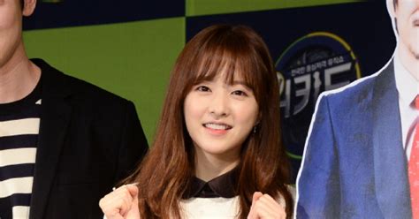 포토 박보영 두 주먹 예쁘게 쥐고