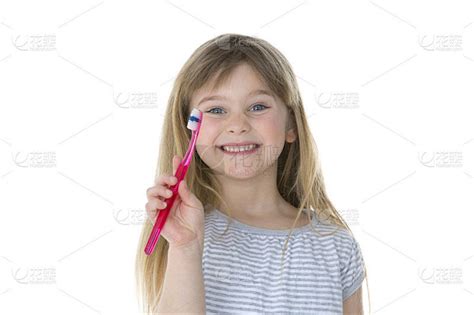 女孩展示她的牙刷