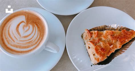 접시와 접시가 있는 흰색 세라믹 컵 사진 Unsplash의 무료 푸타몬톤 이미지