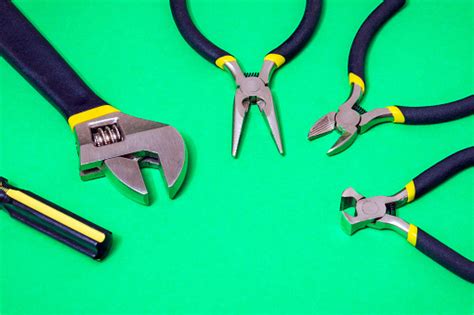 녹색 배경에 마스터 배관공 또는 전기 기술자를 위한 도구 세트 0명에 대한 스톡 사진 및 기타 이미지 0명 개체 그룹 금속 Istock