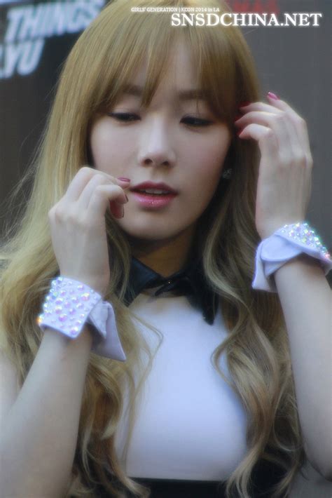 소녀시대 태연 어깨 끈이 어휴 혀 빼꼼 내미는 태연 네이트 판