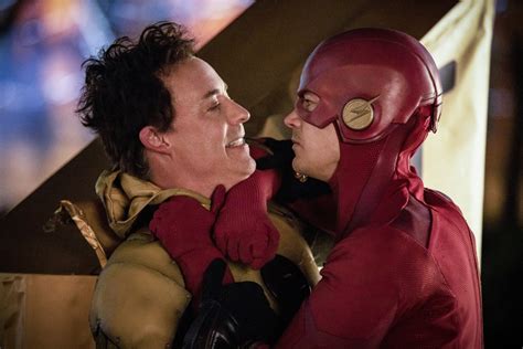 The Flash Speaking With Tom Cavanagh Before Tonights Finale Flashtvnews