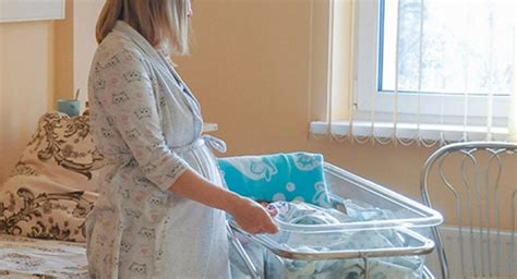 Олена виписалася з пологового будинку і її зустріли всі родичі та друзі