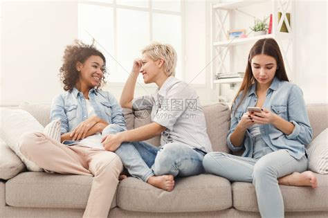集中的caucasian女人在手机上发短信高清图片下载 正版图片503578654 摄图网