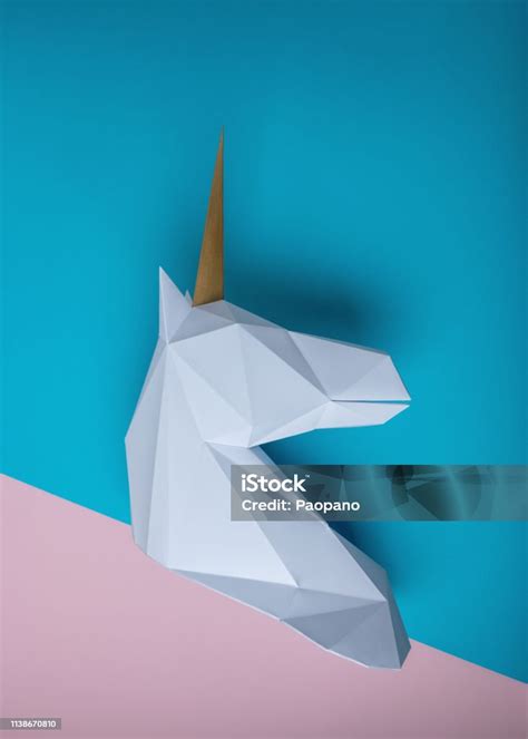 밝은 배경에 유니콘 머리의 화이트 3d 페이퍼 크 래 프 트 모델 최소한의 예술 개념입니다 개념에 대한 스톡 사진 및 기타 이미지 Istock