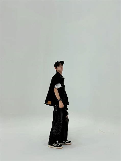 Tws Community Posts 42들은 더블 테이크 뮤직비디오를 보았나요 이건 그때 세트장에서 찍은 사진인데요 해보지