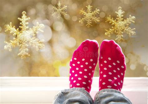 Piedi Della Donna Nei Calzini Bianchi Rosa Svegli Del Punto Alla