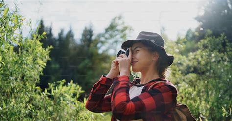 여름 자연에서 야외에서 산책하는 강아지와 함께 사진을 찍는 젊은 여성의 측면 모습 사진 Unsplash의 슬로바키아 이미지