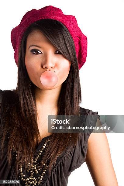 자메이카식 여자아이 불면 매우 까다롭기로 유명합니다 풍선말 잇몸 풍선껌에 대한 스톡 사진 및 기타 이미지 풍선껌 20 24세 20 29세 Istock