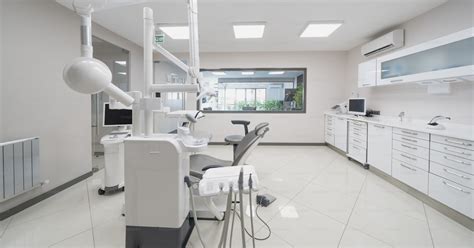 치과 의사 의자 조명 및 기타 의료 장비가있는 방 사진 Unsplash의 진료실 이미지