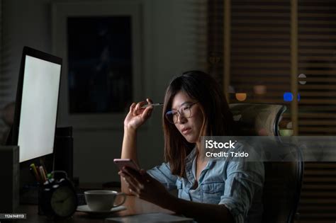 앉아서 컴퓨터 바탕 화면에서 심각한 행동 일 열심히 하 고 너무 늦은 개념으로 늦게 직장에서의 앞 테이블에 열심히 아시아