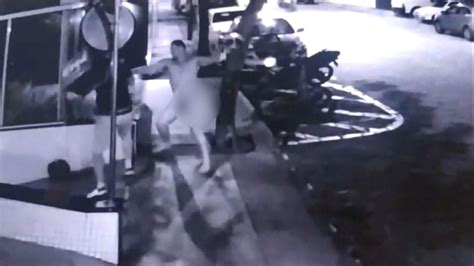 Motoboy que foi agredido por homem nu em Vitória conta que foi pego