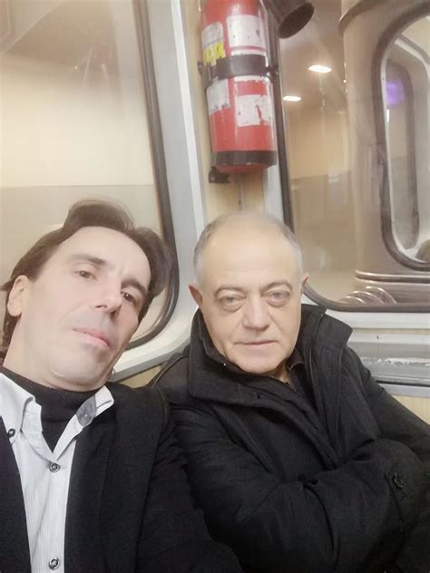 Ето ги лицата на протеста близки са с Радев носят нацистки свастики и размахват среден пръст