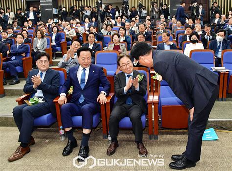 당선 축하 받는 박광온 신임 원내대표