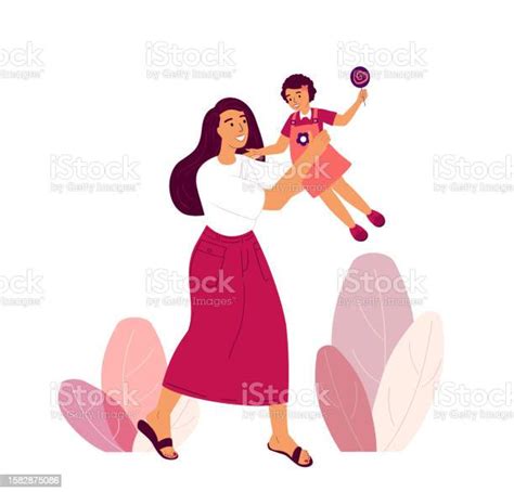어머니와 딸은 함께 시간을 보낸다 행복한 엄마는 아이 소녀를 손에 쥐고 있습니다 가족 사랑과 따뜻한 관계 소녀 아이는 그녀의