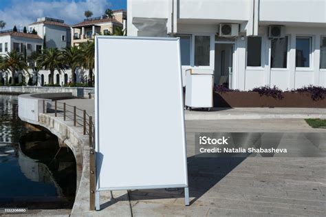 빈 흰색 옥외 광고 스탠드 샌드위치 보드 템플릿 모의 깨끗 한 거리 간판 보드는 현대적인 건물 안에 배치 도시 도시 쇼핑 센터 환경 0명에 대한 스톡 사진 및 기타 이미지