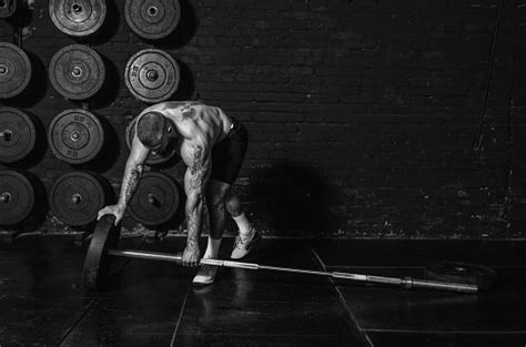 젊은 활성 땀강한 근육 적합 남자 큰 근육 무거운 철 웨이트 플레이트 하드 코어 크로스 체육관 역도 또는 데드 리프트 운동 훈련 실제 사람들 운동 체육관에 대한 스톡 사진