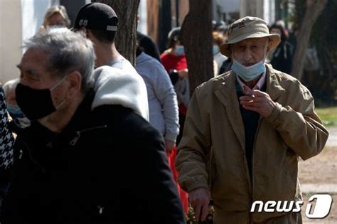 [사진] 아스트라 백신 부스터샷 접종 줄 선 칠레 노인들 뉴스1